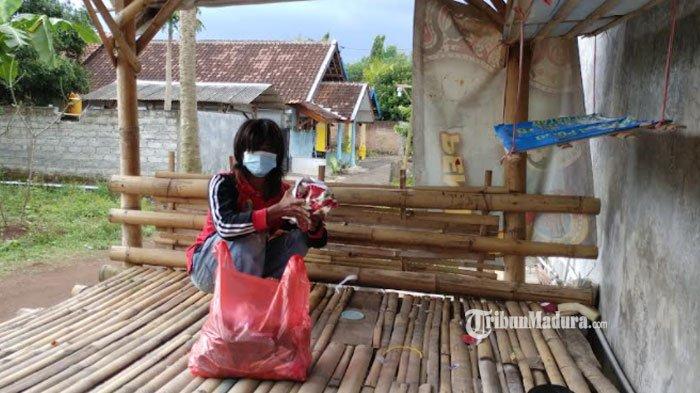 Kisah Satu Keluarga Tinggal di Poskamling dari Bambu, Tidur Beralas ...