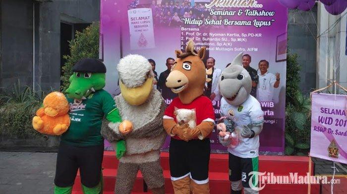 Maskot Persebaya Surabaya Jojo dan Zoro Bagikan Boneka kepada Anak ...