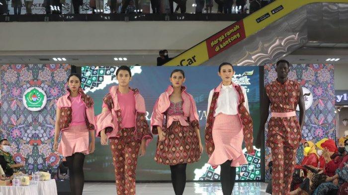 Busana Batik Ala Korea Ditampilkan, Batik Pamekasan 2022 Usung Konsep ...