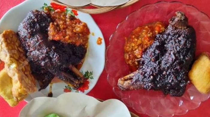 Bikin Nagih, Yuk Cicipi Nasi Bebek Pak Munawi, Bebek Hitam Berbalut Wijen Khas Madura - Halaman ...