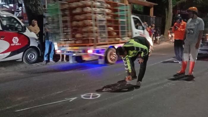 Adu Banteng Angkot VS Truk Pengangkut Tebu, Sopir Angkot Sempat Terjepit, Suara Tabrakan Keras ...