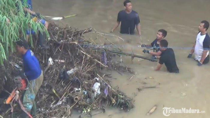 Sebabkan Banjir, 10 Ton Sampah Diangkat dari Sungai Mangge Magetan, Didominasi Sampah Rumah ...