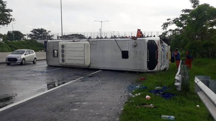Bus Terguling di Tol Sidoarjo, Beberapa Penumpang Alami Luka, Termasuk Sopir dan Kernet Bus ...