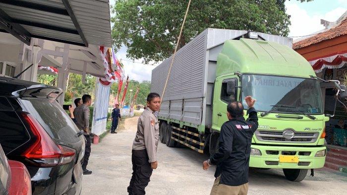Polres Sumenep Lakukan Pengamanan Kedatangan Logistik Pemilu 2024 - Tribunmadura.com