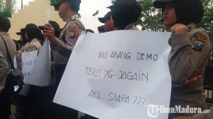 Poster-Poster Unik Polwan Redam Tensi Panas Demo Warga di Mapolres ...