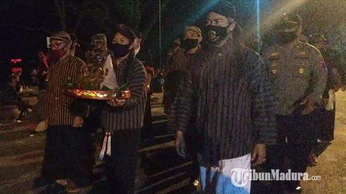 Tradisi Larung Sesaji 1 Suro Di Telaga Ngebel Ponorogo Digelar Tertutup
