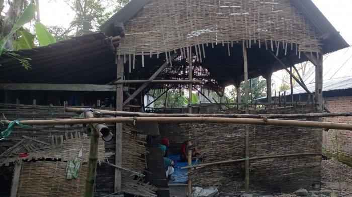 Nasib Pilu Keluarga Sumini dan 4 Anaknya Tinggal di Rumah Bambu Reyot ...