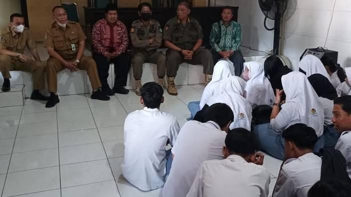 Asyik Ngopi, Puluhan Pelajar di Sidoarjo Terjaring Razia, Langsung Diangkut Menuju Kantor Satpol ...