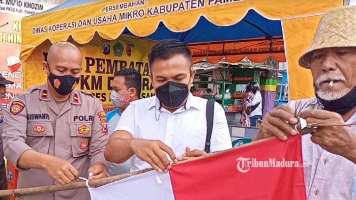 PKL di Pamekasan Kibarkan Bendera Merah Putih di Depan Pasar Sore ...