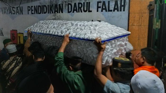 Tangis Keluarga Pecah Iringi 5 Jenazah Rombongan Yayasan Daruf Falah ... Tangis Keluarga Pecah Iringi 5 Jenazah Rombongan Yayasan Daruf Falah ...
