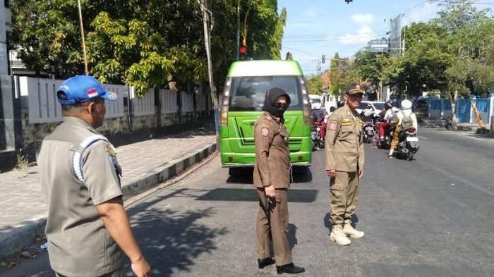 Satpol PP Pamekasan Uber Anjal dan Badut yang Ngamen di Lampu Merah, Geram Sering Lolos Meski ...