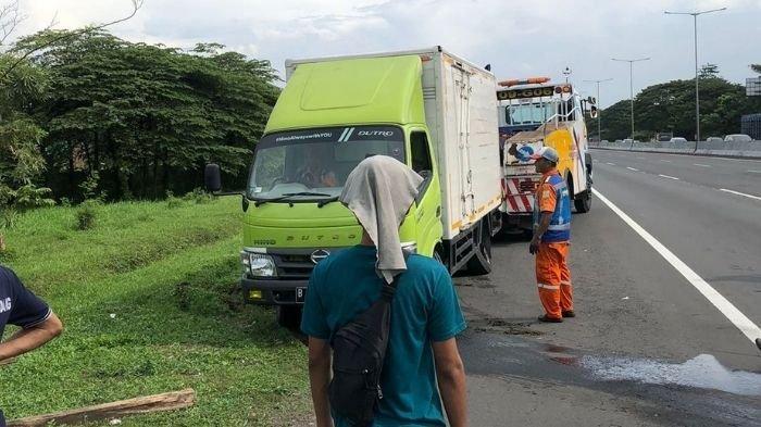 Kronologi Truk Boks Oleng Hingga Terguling, Kecelakaan Tunggal ini ...