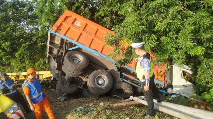 Diduga Mengantuk, Truk Tronton Muatan Pasir Hantam Truk Trailer hingga Masuk Parit Tol Satelit ...