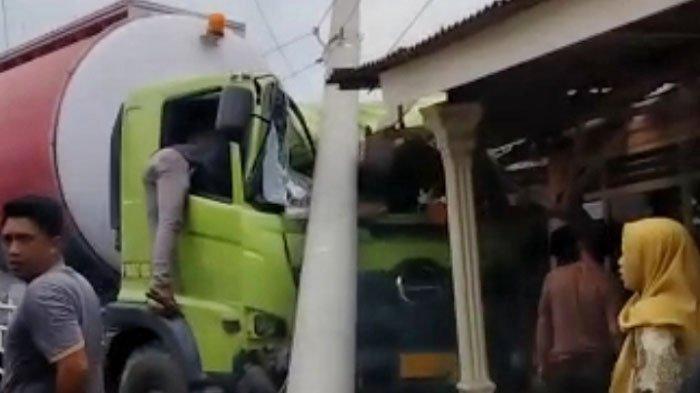 Truk Tronton Tabrak Tiang Listrik & Teras Rumah Warga di Mojokerto, Sopir Mengantuk, tak Ada ...