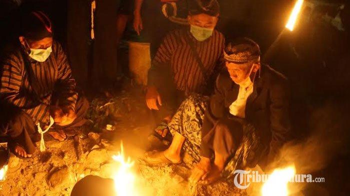 Tradisi Larung Sesaji 1 Suro Di Telaga Ngebel Ponorogo Digelar Dengan