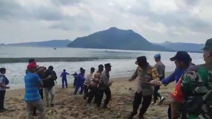 BREAKING NEWS - Wisatawan Hilang Terseret Ombak di Pantai Prigi saat Liburan Tahun Baru 2023 ...