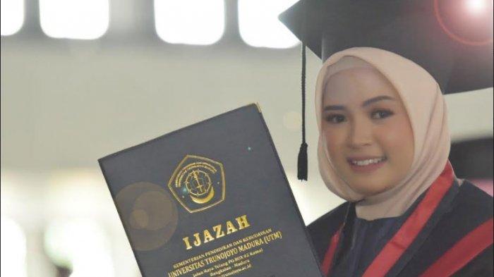 Pintar dan Cantik, Zilda Dinobatkan Sebagai Wisudawan Berprestasi Universitas Trunojoyo Madura ...