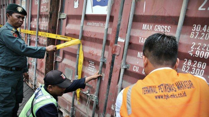 FOTO: Tim Lantamal VI Makassar dan KLH Amankan 57 Kontainer Kayu Ilegal di Pelabuhan - Tribun ...