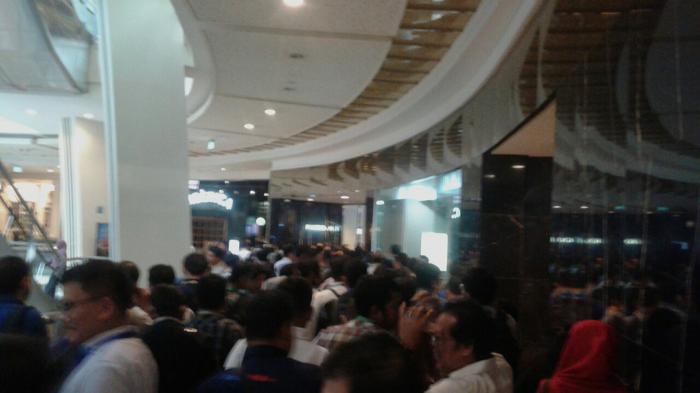 Peserta Zenfestival Mengular di Pintu Masuk Ballroom Ritz Carlton Jakarta - Tribun-timur.com