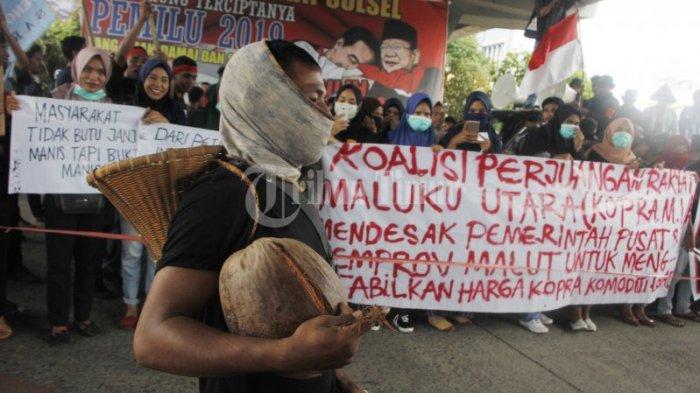 FOTO: Harga Kopra naik Mahasiswa Maluku Utara Berunjukrasa di Makassar ... FOTO: Harga Kopra naik Mahasiswa Maluku Utara Berunjukrasa di Makassar ...