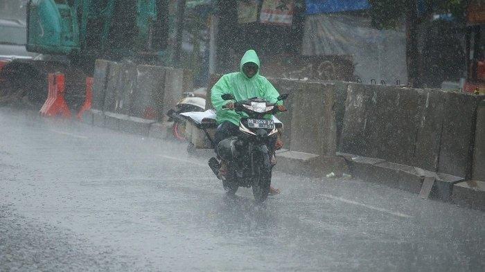 Tips Aman Berkendara Sepeda Motor Saat Melewati Genangan Air di Musim Hujan - Tribun-timur.com