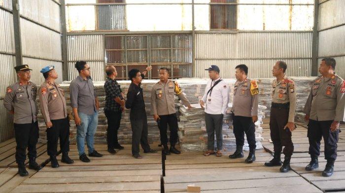 Pastikan Logistik Pemilu 2024 Aman, Kapolres Pinrang Cek Gudang KPU - Tribun-timur.com