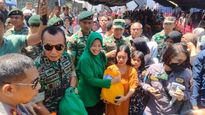 Mayjen TNI Totok Imam Santoso Bagi-bagi Sembako Akabri 89 di Makassar ...