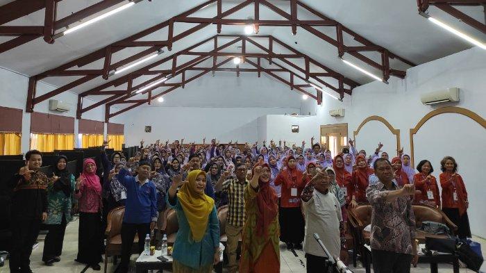 Mafindo Makassar Ajari Ratusan Kakek Nenek Bedakan Fakta dan Hoaks ...