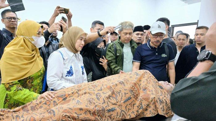 Aliyah Mustika Ilham Melayat Jenazah Nurhasan di RS Islam Jakarta - Tribun-timur.com