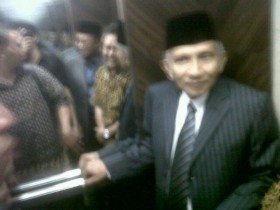 Amin Rais Pakai Mobilnya Aco - Tribun-timur.com