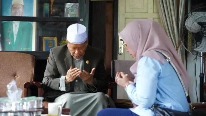 Andi Ina Kartika Sari Sowan ke AGH Faried Wadjedy, Minta Didoakan Amanah Pimpin Barru - Tribun ...