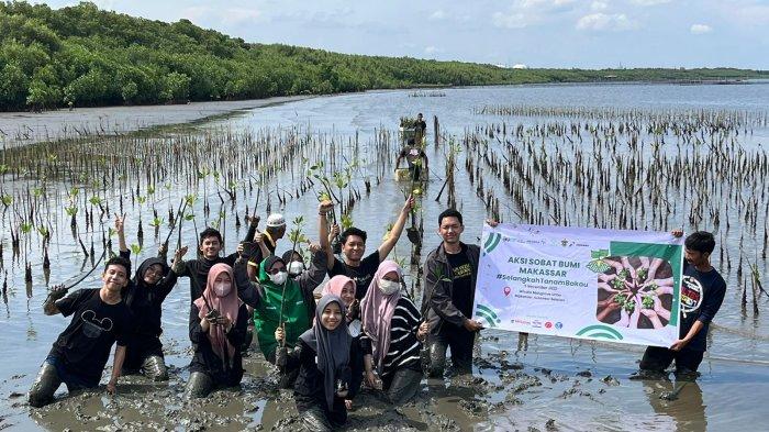 Keseruan Sobat Bumi Makassar Tanam 500 Bibit Mangrove di Desa Wisata Untia - Tribun-timur.com