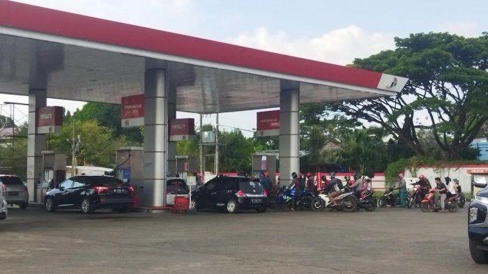Harga Pertalite Dikabarkan Naik Besok 1 September 2022, Antrean Motor Terlihat di SPBU Perintis ...