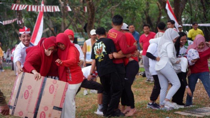 500 Warga Bukit Baruga Antang Ikut Berebut Kursi hingga Kerupuk ...