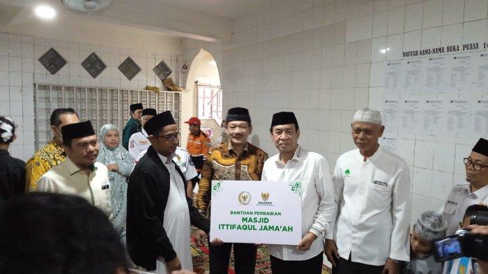 Jemaah Korban Rerentuhan Kubah Masjid Makassar Dapat Santunan dari Komisi VIII DPR RI - Tribun ...