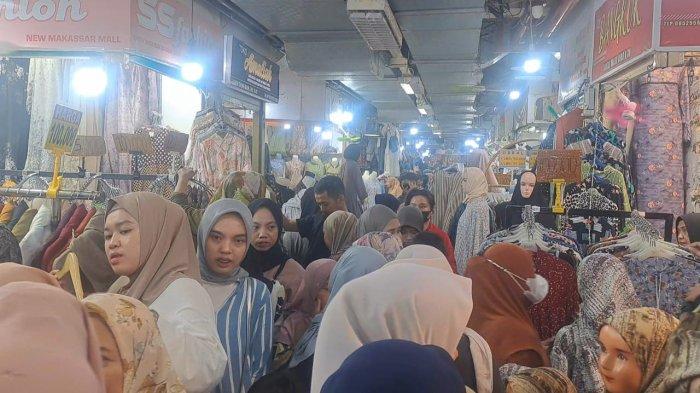 Jelang Lebaran Idul Fitri, Pasar Sentral Makassar Disesaki Pengunjung ...