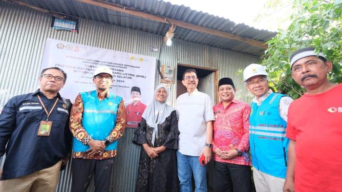 145 Warga Prasejahtera di Makassar Dapat Sambungan Listrik PLN Gratis - Tribun-timur.com
