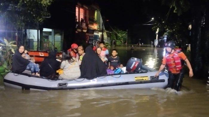 Jumlah Pengungsi Banjir Makassar di Biringkanaya Bertambah Jadi 945 Jiwa - Tribun-timur.com