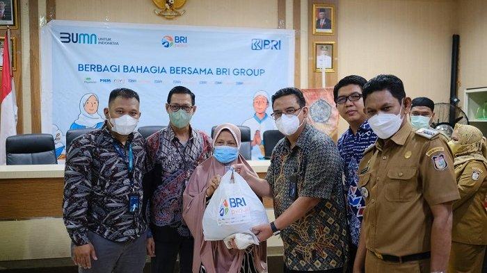BRI Kanwil Makassar Bagikan 1.000 Paket Sembako ke Warga Ujung Tanah - Tribun-timur.com