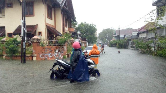 Banjir Kepung Makassar, Sejumlah Kendaraan Roda Dua dan Roda Empat Mogok - Tribun-timur.com