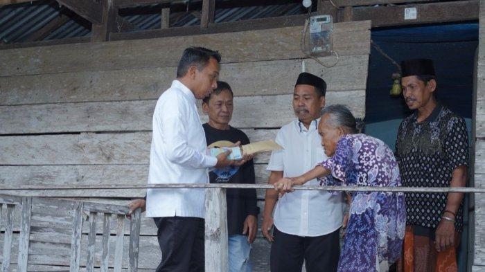 Syaharuddin Alrif Salurkan Rp15 Juta untuk Renovasi Rumah Lansia Wa ...