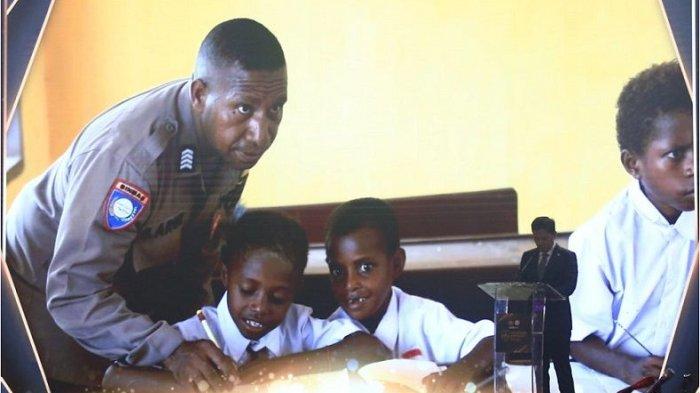 Kisah Haru Bripka Septinus Arui Jadi Guru Pengganti di Pedalaman Papua ...