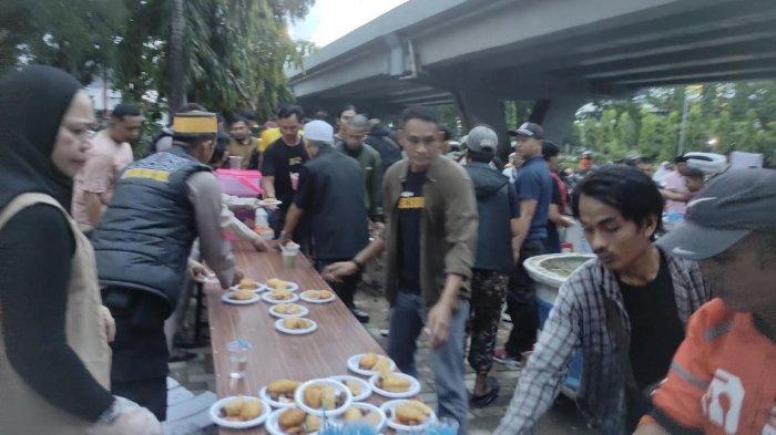 Tim Belajar Berbagi, Polda dan Apdesi Sulsel Buka Puasa Bersama di Jalan AP Pettarani - Tribun ...