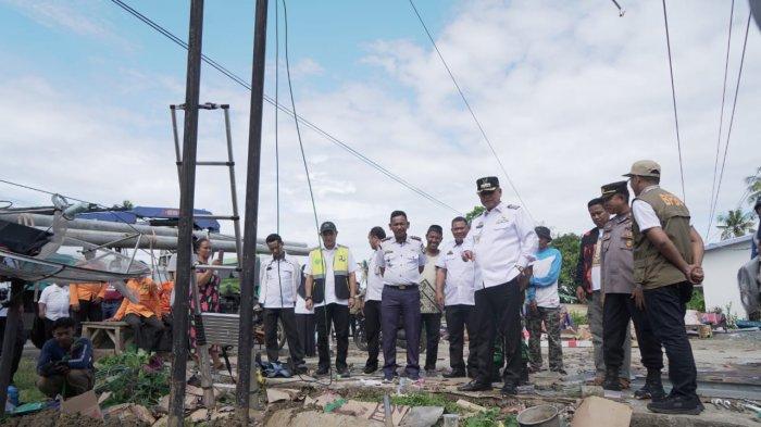 Basmin Mattayang Serahkan Bantuan Terpal untuk Korban Angin Puting Beliung di Desa Lengkong ...