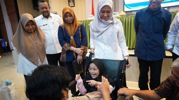 Peduli Kaum Disabilitas, Bupati Lutra Salurkan Bantuan Alat Aksebilitas - Tribun-timur.com