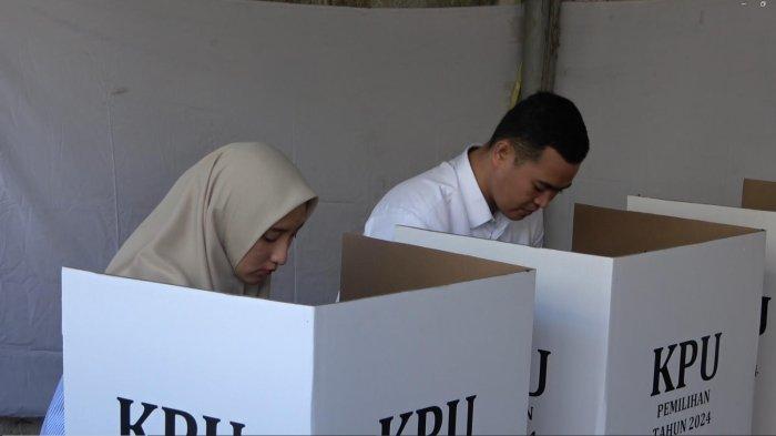 Bupati Pangkep Yusran Lalogau Jadi Pemilih Pertama di TPS 04 Mappasaile ...