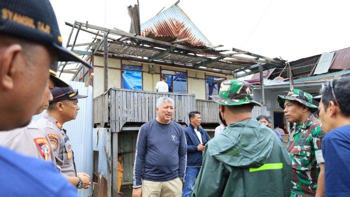 Bupati Pinrang Tinjau Kondisi Rumah Warga Ujung Lero Pasca Rusak ...