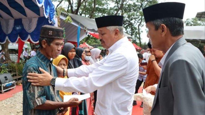 Safari Maulid Nabi Muhammad SAW di Paleteang, Bupati Pinrang Serahkan Santunan kepada Warga ...