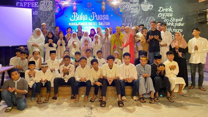 50 Anak Panti Asuhan Buka Puasa dan Dapat Santunan Hotel Dalton Makassar - Tribun-timur.com