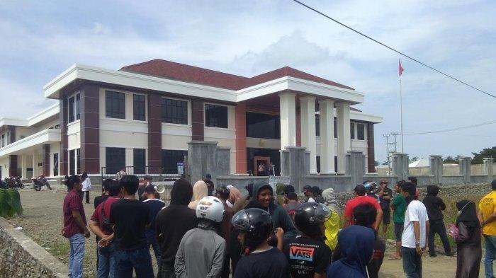 Keluarga Yusuf Katubi Demo di Pengadilan Negeri Belopa, Minta Adit Prayoga Dihukum Seumur Hidup ...